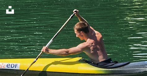 낮 동안 녹색 물 위에서 노란색 카약을 타는 검은 반바지를 입은 남자 사진 Unsplash의 무료 라니 쉬르 마른 이미지