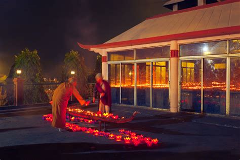 佛教僧侶在馬哈博迪寺建築群的蠟燭亭前的祭壇上點亮傳統燈籠 照片檔及更多 比哈爾 照片 比哈爾 人 佛教 Istock