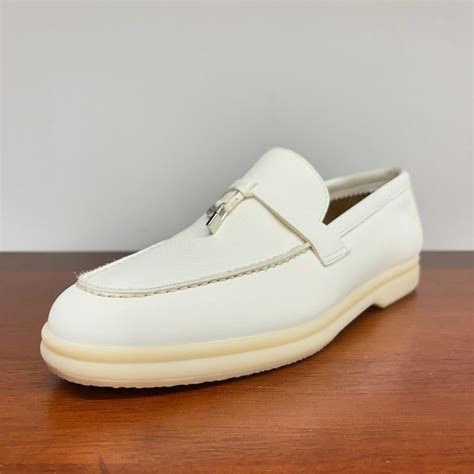 신발을 수선하는 남자 [ Loropiana] 로로피아나 밑창보강입니다 사용된 소재는 국산 생고무