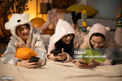 세 귀여운 젊은 여자 아래 20 에 다채로운 재미 파자마 재미 있는 동안 여자 잠옷 롬퍼에 대한 스톡 사진 및 기타 이미지