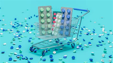 구매 및 쇼핑 의학 개념 파란색 배경에 상점 트롤리에 다양한 캡슐 정제 및 의약품 공간을 복사합니다 3d 일러스트레이션 3차원 형태에 대한 스톡 사진 및 기타 이미지