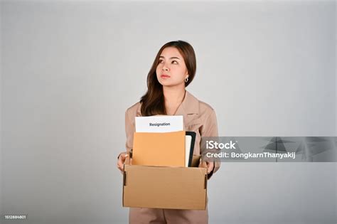 그녀의 물건으로 가득 찬 상자를 들고 슬픈 젊은 사업가 직장을 그만둔 후 슬픔을 느낀다 인원 삭감에 대한 스톡 사진 및 기타 이미지 인원 삭감 해고 여자 Istock