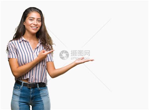 年轻美丽的阿拉伯女人在孤立的背景下惊讶地看着镜头高清图片下载 正版图片505722134 摄图网