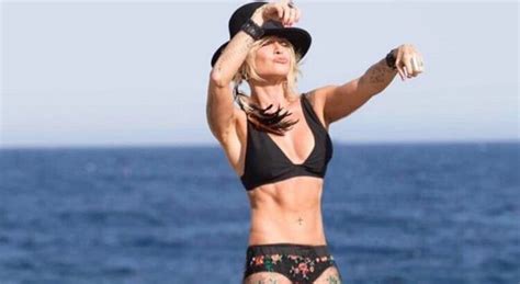 Hot Sexy Paola Barale Bikini Pics