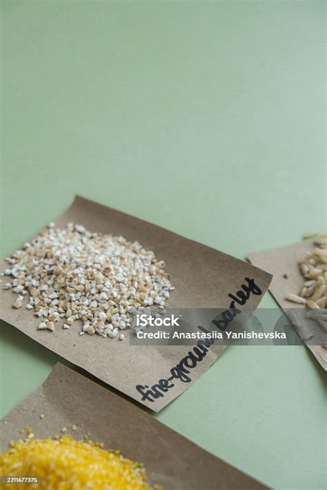 종이에 텍스트가 있는 원시 고운 갈은 보리 죽 리필 제품 형식 친환경 생활 재사용 가능한 용기 채우기 전체 스펠트 곡물 종 고단백 섬유질이 풍부한 비건 식물성 식품 성분