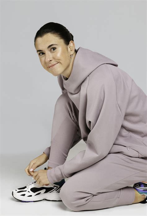 Une Femme Assise Sur Le Sol Dans Une Tenue Violette Photo Image