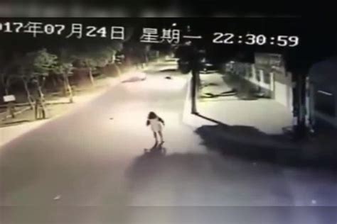 女孩非得跑着过马路把自己的闺蜜害死了监控拍下揪心一幕监控马路女孩
