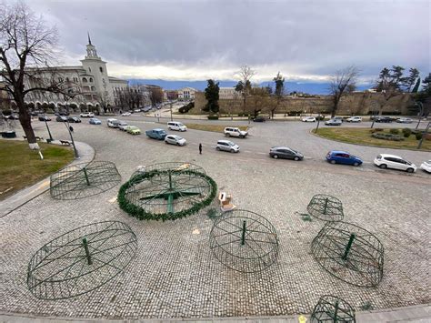 თელავში საახალწლო ნაძვის ხის აწყობა დაიწყეს Knews Ge
