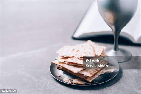 무단한 빵 와인의 성배 회색 배경에 성경 예수 희생을 상기시키기 위한 기독교 친교 부활절 유월절 성체 개념 기독교 의 상징과