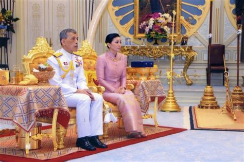 Le Roi De Thaïlande Maha Vajiralongkorn Sest Marié Faisant De Suthida