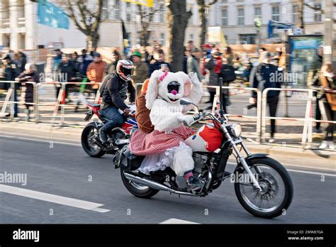 2024 03 17 Berlin Eine Person Ist Als Osterhase Verkleidet Auf Einen