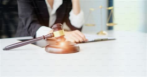 裁判官の小槌と正義の弁護士は、弁護士が文書に取り組んでいる。法法、助言および正義の概念。の写真 裁判所 Unsplashの写真
