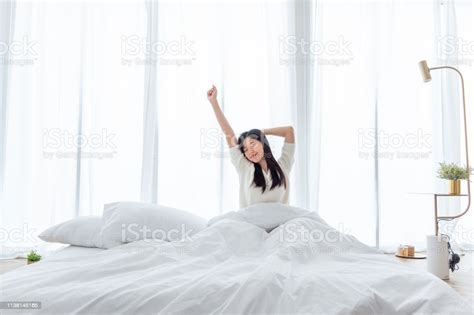 아시아 여 자가 아침에 일어나 흰색 침대에 앉아서 스트레칭 행복 하 고 신선한 느낌 침대에 대한 스톡 사진 및 기타 이미지