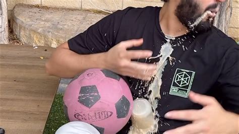 طفل يرمي كرة القدم على الرجل الغني هذا وهوه يشرب القهوه لن تصدق ماذا