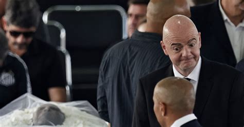 Infantino horrorizado por críticas a su selfie ante el féretro de Pelé