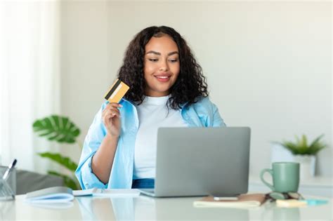 Premium Photo Young Black Oversize Woman With Credit Card Using