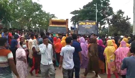 বেতন ভাতার দাবিতে ঢাকা চট্টগ্রাম মহাসড়ক অবরোধ