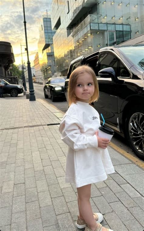 Алеся Кафельникова поделилась редкими снимками дочери Киары