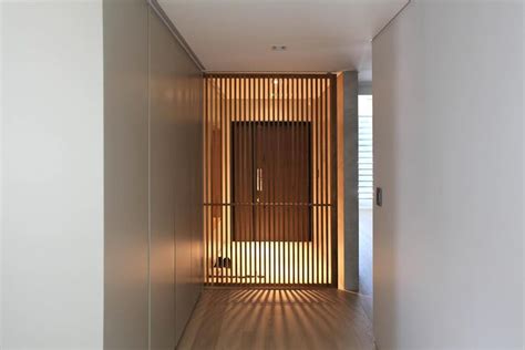 간살도어] ⠀ 아티작의 ‘간살도어는 안정감을 느낄 수 있는 20mm의 폭으로 구성됩니다 원목의 휨과 뒤틀림을 최소화하는 결부방식을 사용하여 기술과 전통의 조화를 보여주는