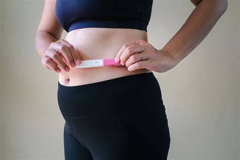 두 줄무늬와 임신 테스트를 보여주는 손을 닫습니다 긍정적 인 결과 임신 테스트 스트립에 초점을 맞췄습니다 6 주 빈티지 톤 가족에 대한 스톡 사진 및 기타 이미지 Istock