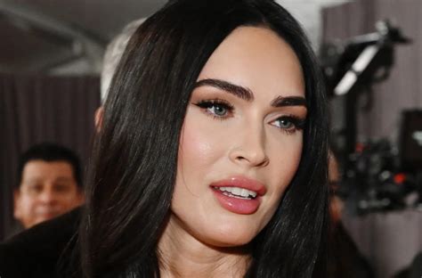 Noir Style Megan Fox In Einem Scharlachroten Kleid Mit Tiefem