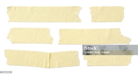 마스킹 또는 접착 테이프의 빈 노란색 스트립 찢어진 질감 및 찢어진 가장자리 끝 흰색 위에 격리 콜라주 아트 디자인 요소 라벨 또는 배너 복사 공간을 잘라 0명에 대한 스톡