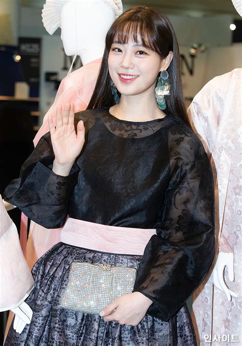 클로즈업에도 굴욕 없는 ‘인형 피부로 동안 미모 인증한 허영지 인사이트