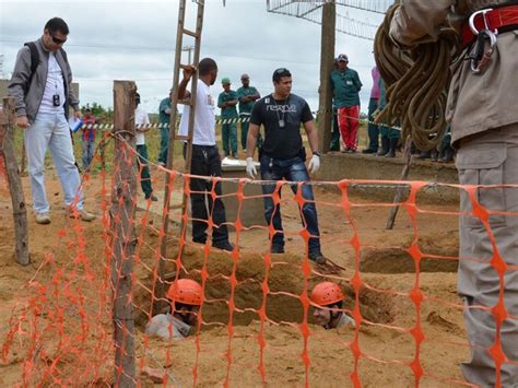 G1 Homem é Achado Morto Em Buraco De 2m Dentro De área De Creche Na
