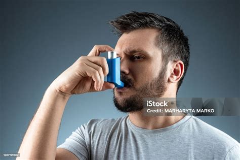 그의 손에 천식 흡입기를 가진 남자의 초상화 천식 발작 기관지 천식 기침 알레르기 호흡 곤란의 치료 개념 건강관리와 의술에 대한 스톡 사진 및 기타 이미지 Istock