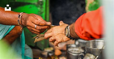 컨테이너에서 다른 사람에게 돈을 건네는 사람 사진 Unsplash의 무료 손에 손을 잡고 이미지