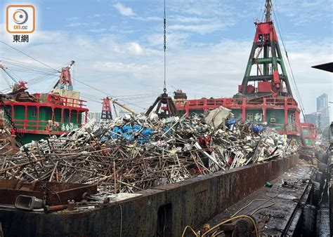 新油麻地避風塘躉船廢鐵起火 消防船射水救熄起因待查｜即時新聞｜中港台｜oncc東網