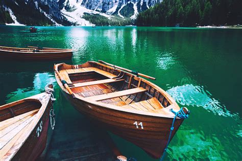여름에 이탈리아 알파인 Braies 호수에 전통적인 목조로 잉 보트 경관에 대한 스톡 사진 및 기타 이미지 경관 관광