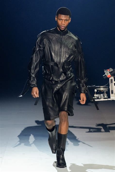 Mugler dévoilait de nouvelles silhouettes masculines lors de son défilé par Casey Cadwallader