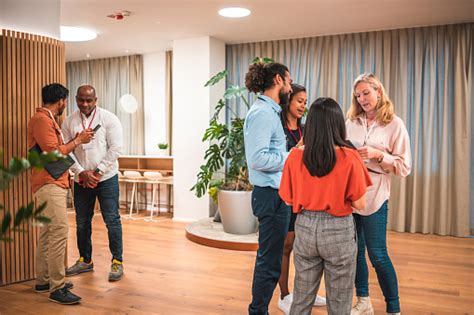 무선 기술을 사용하여 비즈니스 문제에 대해 협력하는 기업 직원 25 29세에 대한 스톡 사진 및 기타 이미지 25 29세