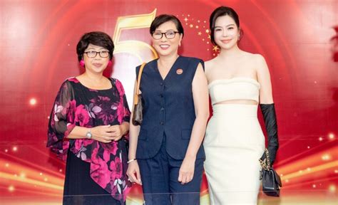 Hai con gái xinh học giỏi của MC Quyền Linh