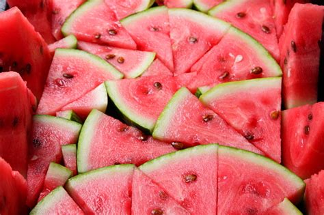 수 박 패턴입니다 큰 회사에 대 한 수 박의 많은 조각 Vegans에 대 한 자연 디저트입니다 신체를 정화 하기 위해 건강 한