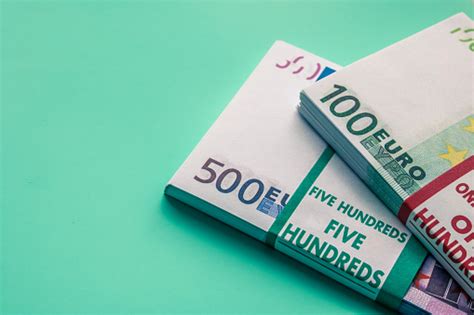 유로 지폐 의 두 팩 500 유로의 지폐 묶음과 100 유로의 지폐 번들 0명에 대한 스톡 사진 및 기타 이미지 0명 구매 그림자 Istock