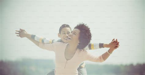 당신은 나의 작은 기쁨입니다 해변에 있는 어머니와 아들 사진 Unsplash의 사진술 이미지