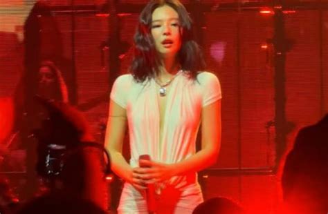파인 상의 달라붙은 하의노출 논란 제니 그 옷 입은 이유 있었다 Zum 뉴스
