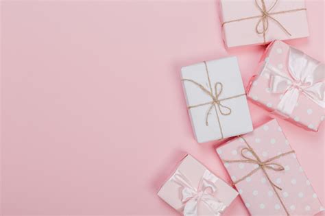 분홍색 표면에 분홍색 리본이달린 파스텔 종이에 포장된 선물 상자 맨 위 보기 갈색에 대한 스톡 사진 및 기타 이미지 갈색 겨울 공휴일 Istock