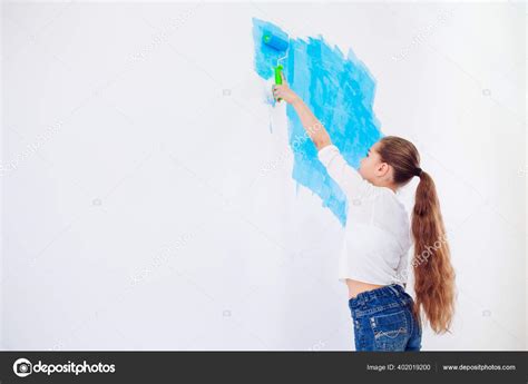 Девушка красит стену вид сзади 82 фото