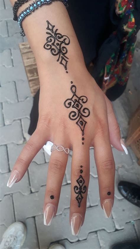 A adlı kullanıcının Tattoo art panosundaki Pin Kına dövmesi El kına Kına tasarımları