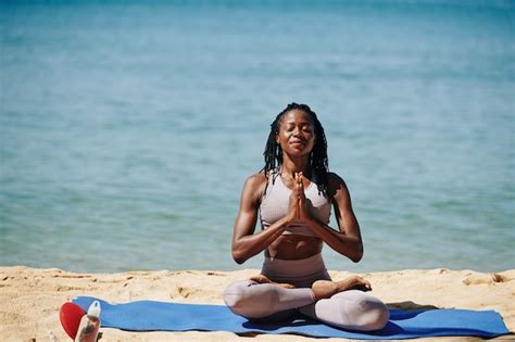 Sonriente Mujer Meditando Foto Premium