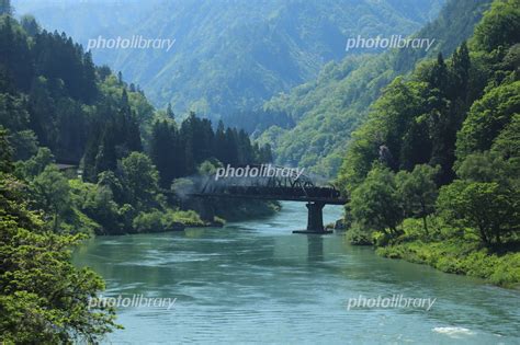 只見線 冬の第五只見川橋梁を渡る列車キハ110系 写真素材 7253049 フォトライブラリー Photolibrary