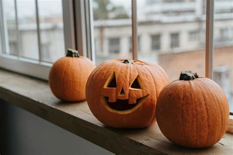 Halloween Themed Jack O Lantern Lamp Near October 31 Calendar · Free