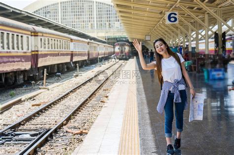 亚洲女旅行者在去火车站旅行前感到旅行和高清图片下载 正版图片503393637 摄图网