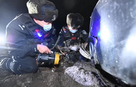 新疆昌吉：车辆被困泥潭 民警深夜救援 人民图片网