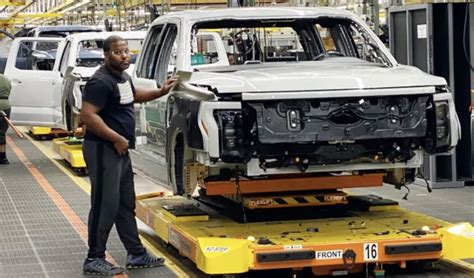 Ford Pauses F 150 Lightning Production Over A Battery Problem