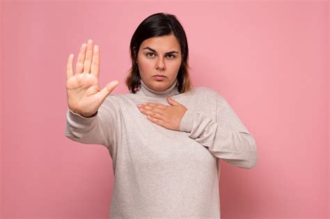 분홍색 벽에 정지 표지판을 보여주는 젊은 심각한 아름다운 여자 거절에 대한 스톡 사진 및 기타 이미지 거절 거절하기