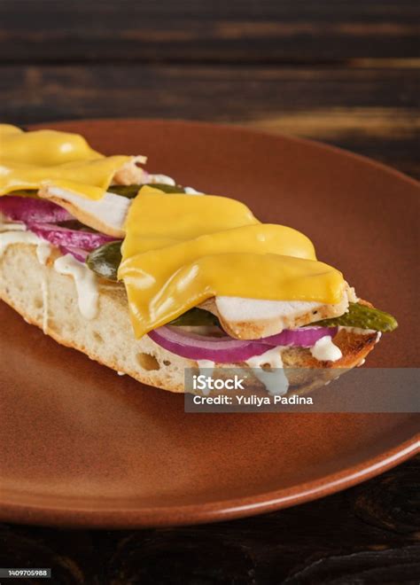 나무 테이블 위의 접시에 닭고기와 함께 Bruschetta 0명에 대한 스톡 사진 및 기타 이미지 0명 갈색 건강한